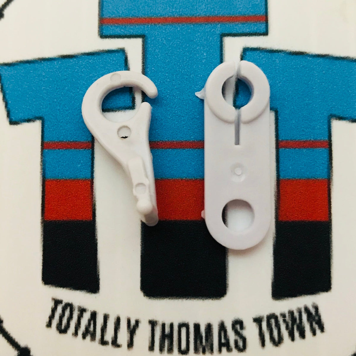 Engine Clips/Hooks/Couplings new 2 Pieces - Trackmaster/TOMY – Totally ...